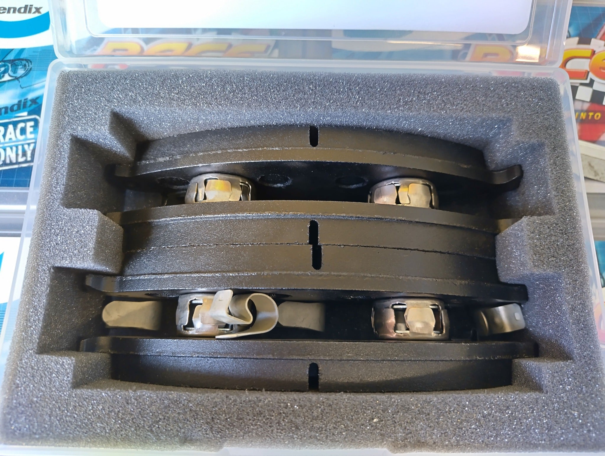 Bendix_race_brake_pads_c4_salooncar.jpg?v=1736314231